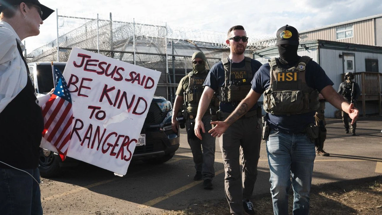 ICE Agents Defy Connecticut Mask Ban in Viral Videos